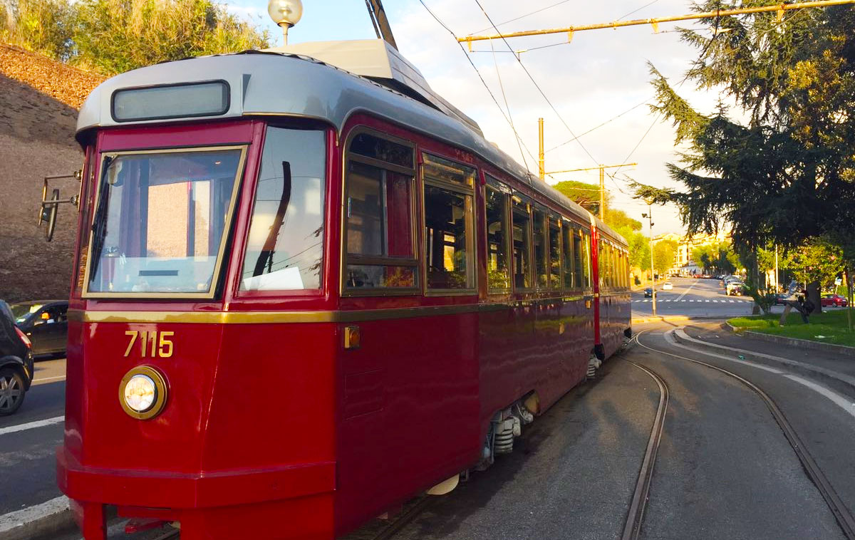 Roma in tram storico: un tour speciale con aperitivo e visita guidata ...